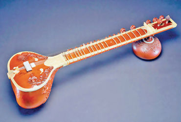 સિતાર જેવા વાદ્યોમાં સંગીત કેવી રીતે વાગે છે? | How does music play in ...