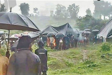 આ કેવો 'વિકાસ'? ગુજરાતમાં અહીં લોકો ચોમાસામાં તાડપત્રીના સહારે ...