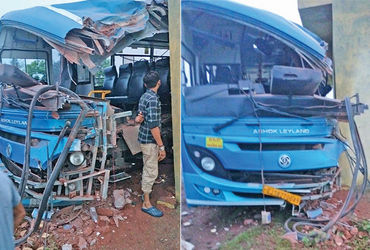 વડોદરા-દીવ રૂટની S.T. બસ શૌચાલય સાથે ધડાકાભેર અથડાઈ, કંડક્ટરનું મોત ...