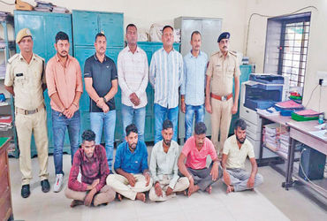 લૂંટના કેસમાં સંડોવાયેલા 5 આરોપી વાસદ પાસેથી ઝડપાયા | 5 accused ...