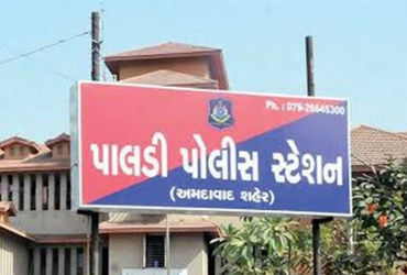 પાલડીમાં લોંખડના વેપારીને રસ્તામાં આંતરીને રૂપિયા ૧૫ લાખની લૂંટ | 15 ...