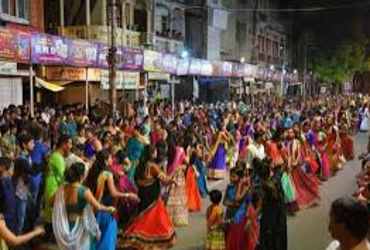 વરસાદ શેરી ગરબાને ઓછો નડશે, ગરબાનો સમય લંબાતા શેરી ગરબા જામશે | As the ...