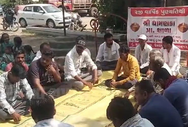 અનોખો વિરોધ : ભાવનગરના ધામણકામાં શાળાના ઓરડા ન બનતાં ગ્રામજનોએ બેસણું ...