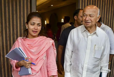 મહારાષ્ટ્રમાં મતદાન વચ્ચે મોટા ઉલટફેર! કોંગ્રેસના દિગ્ગજ નેતાએ કર્યું ...