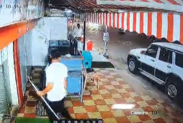 Burglar robs rs 20 lakh of angadia firm looted from SUV driver on CG Road