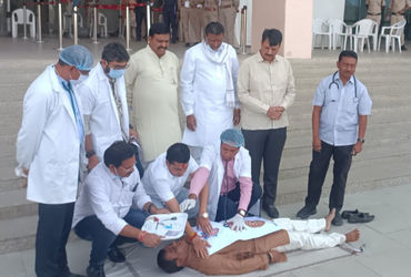 Congress leaders protest by dramatising Khyati hospital PM JAY scam at ...