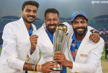 ક્રિકેટના મેદાનમાં ગુજરાતીઓનો દબદબો! જીત બાદ હાર્દિક, અક્ષર અને જાડેજાએ મેદાન પર બેસીને પડાવ્યો ...