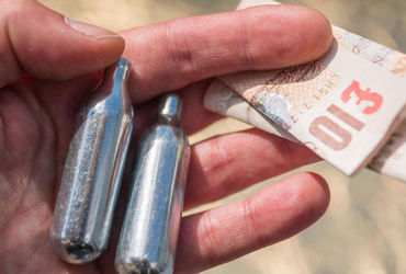 યુરોપ અને યુએસના યુવાઓને વળગી 'લાફિંગ ગેસ' નાઇટ્રસ ઓકસાઇડ સુંઘવાની લત ...