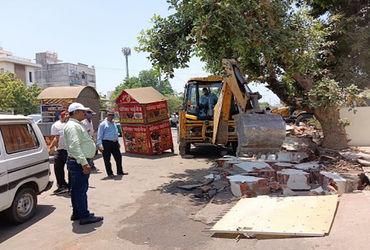 વડોદરામાં ઉમા ચાર રસ્તા વિસ્તારમાં કમ્પાઉન્ડ વોલ, બે મોટા શેડ, ફેન્સીંગ ...