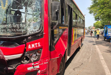 At least 4 injured after tempo rams into AMTS bus near Delhi Darwaza in ...