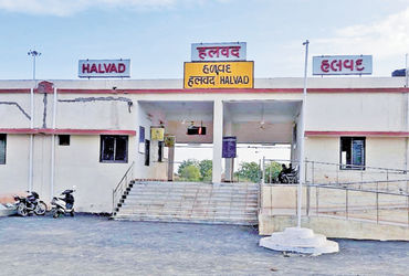 હળવદ રેલવે સ્ટેશનમાં કરોડો ખર્ચાયા પણ ઠંડા પાણીની સુવિધા જ નથી | Crores ...