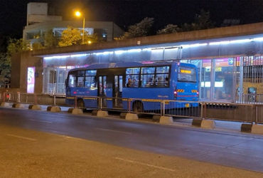 અમદાવાદમાં BRTS બસમાં મફત મુસાફરીની વયમર્યાદામાં કરાયો ઘટાડો, હવે 65 ...