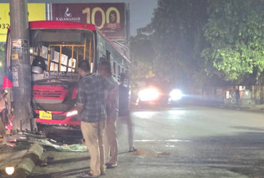 AMTS bus rams into streetlight near Jamalpur Bridge driver injured