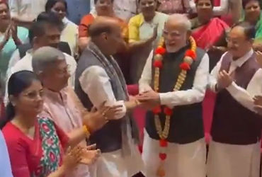 'વિપક્ષ પોતાના જ પગ પર કુહાડી મારવામાં માહેર', NDA સંસદીય દળની બેઠકમાં ...