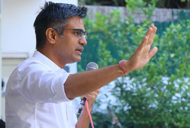 VIDEO: AAPના બળવાખોર સાંસદ સંદીપ પાઠક ધરપકડથી બચવા પાછલા બારણેથી રવાના ...