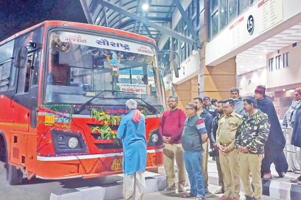 ભુજનું આધુનિક બસપોર્ટ કાર્યરત પૂજા કરી બસનું પ્રસ્થાન કરાવાયું | The ...