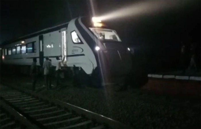 વલસાડ: વંદે ભારત એક્સપ્રેસને નડ્યો અકસ્માત, ગાય અથડાતા ટ્રેનના આગળના ...