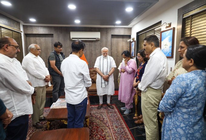પૂર્વ CM વિજય રૂપાણીના નિધનથી રાજકીય શોક: ગાંધીનગર ખાતેના બંગલે નેતાઓની ...