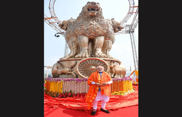 વડાપ્રધાન નરેન્દ્ર મોદીએ રાષ્ટ્રીય પ્રતીક અશોક સ્તંભનું અનાવરણ કર્યુ ...