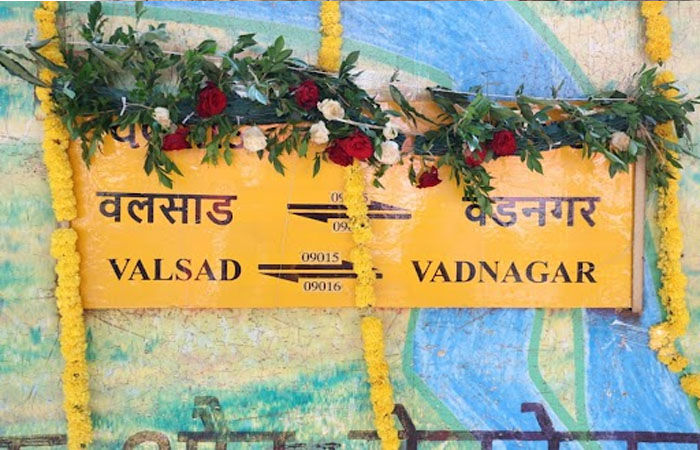 વલસાડ વડનગર દૈનિક ટ્રેનને આજે સુરત રેલવે સ્ટેશન રેલ્વે રાજ્યમંત્રીએ ...