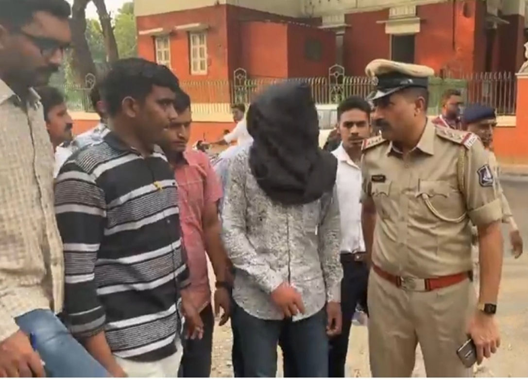 કોલેજીયન દક્ષ પટેલનું મર્ડર કરનાર મિત્રને સાથે રાખી પોલીસે ...