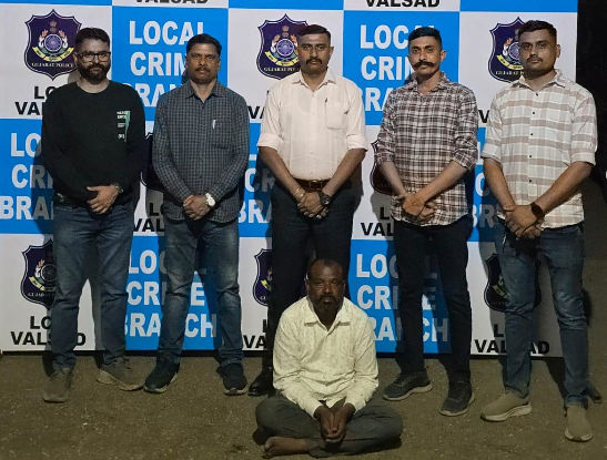 વાપીના રહેણાક વિસ્તારમાંથી 500 રૂપિયાની નકલી નોટ છાપવાનું કારખાનું ...