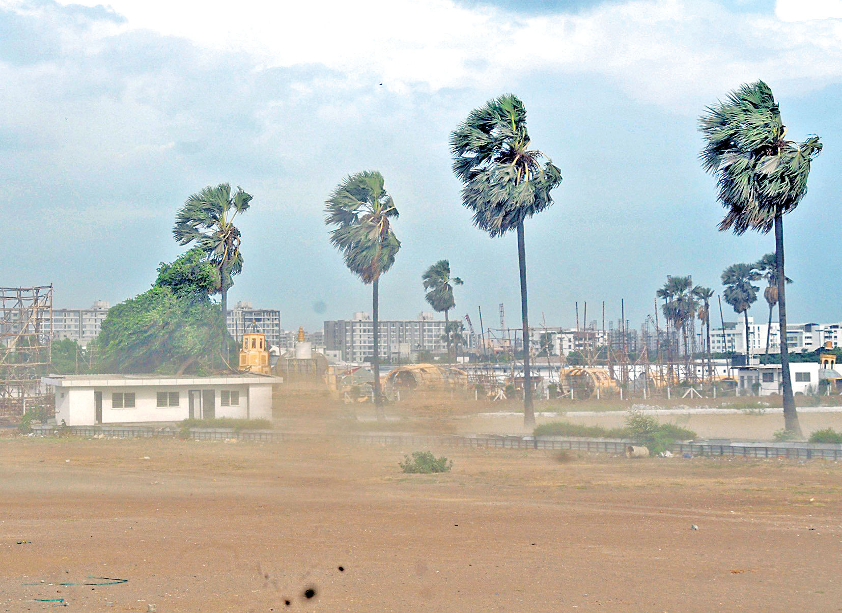 સુરત દરિયા કિનારાના વિસ્તારોમાં 45 થી 50 કિ.મી.ની ઝડપે પવન ફુંકાયા ...