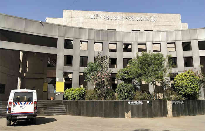 અમદાવાદના વસ્ત્રાલ RTO ખાતે હેડ કલાર્કે 1 કરોડ 83 લાખની ઉચાપત કરી | in ...