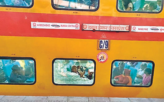 એકતાનગર-દાદર એક્સપ્રેસ ટ્રેનમાં હેન્ડ હેલ્ડ ટર્મિનલ સાધનનો ઉપયોગ શરૃ ...