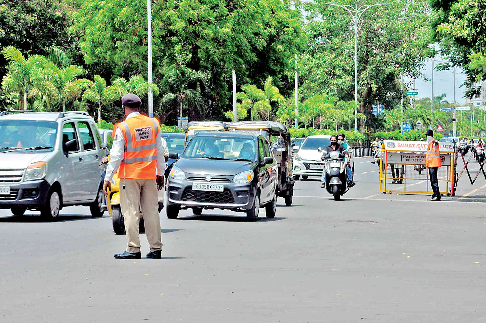 આગ ઝરતી ગરમી અને અસહ્ય ઉકળાટ વચ્ચે : ટ્રાફિક પોલીસ અને ટીઆરબી જવાનને ...