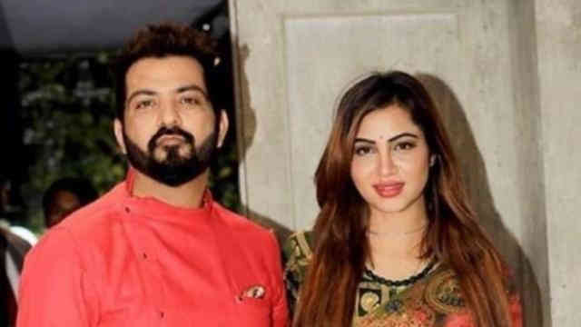 મનુ પંજાબી અર્શી ખાનના પગ દબાવે છે Manu Punjabi Presses Arshi Khans Feet