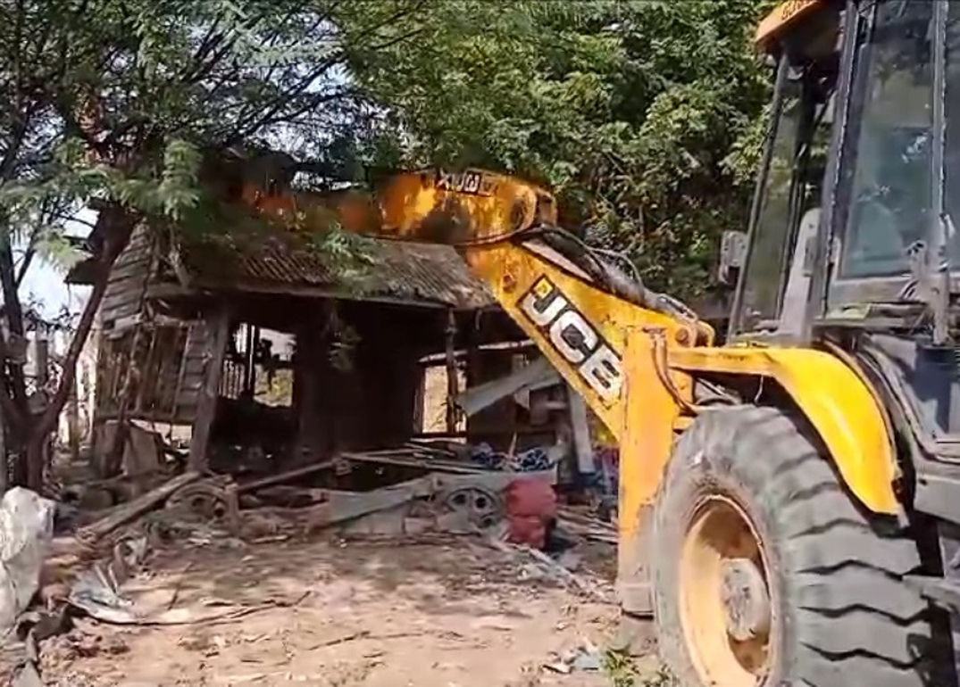 સમા કેનાલને સમાંતર ઊભાં થયેલા ૩૦ ઝૂંપડાં કોર્પોરેશને તોડી પાડયા | 30 ...