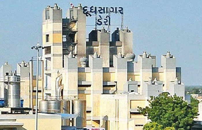 મહેસાણાની દૂધસાગર ડેરીમાં વાર્ષિક સભા પહેલા મારામારી, ફાયરીંગની ઘટના ...