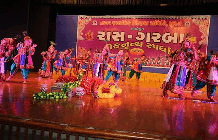 સુરત શિક્ષણ સમિતિ આયોજિત રાસ-ગરબામાં 2240 બાળ ખેલૈયાઓએ ભાગ લીધો | 2240 ...