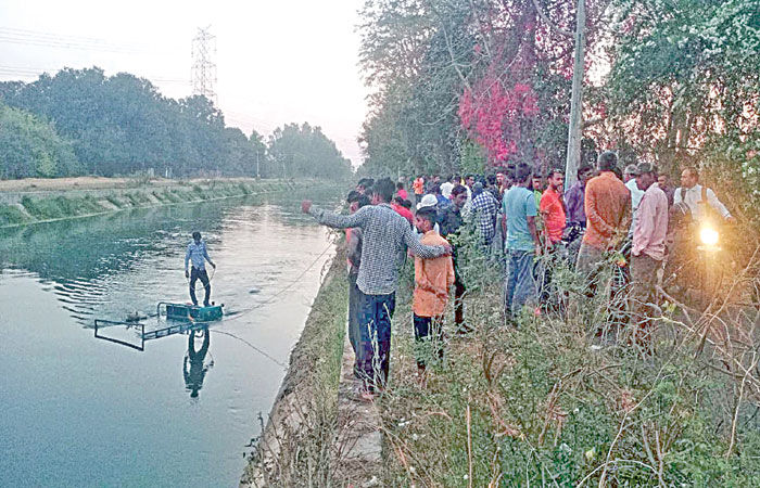 સોજિત્રાની મુખ્ય કેનાલમાં મુસાફરો ભરેલો ટેમ્પો પડયો | The main canal of Sojitra was full of ...