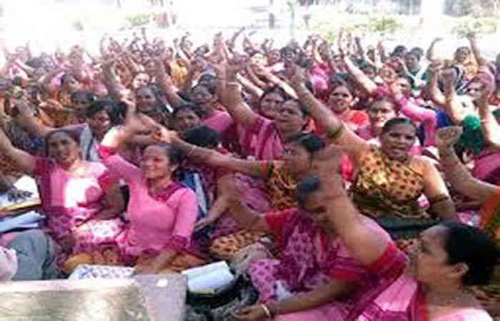 પડતર પ્રશ્ન હલ કરોની માંગ સાથે આંગણવાડી કર્મચારીઓના ધરણા | Anganwadi ...