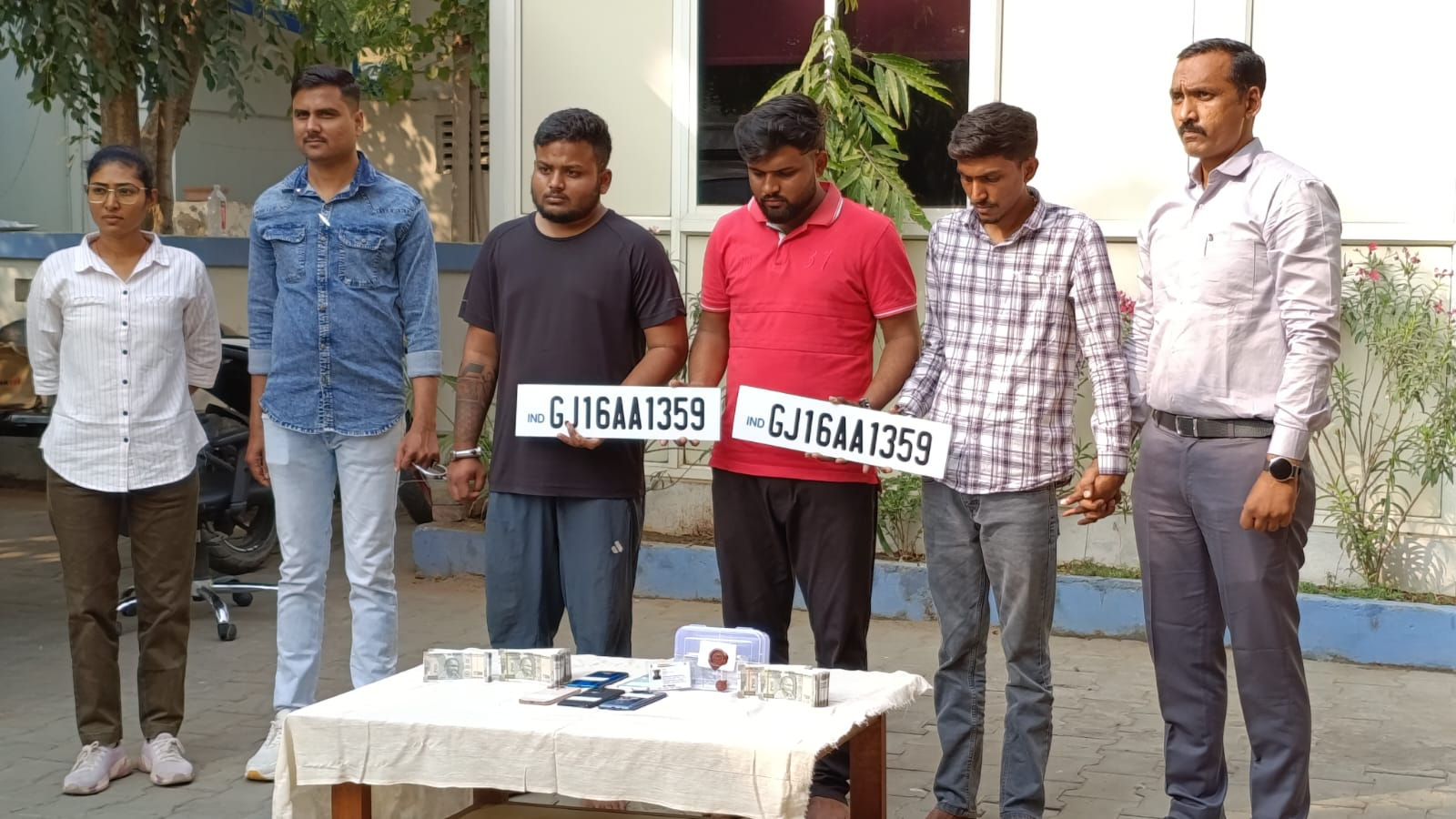 Three held with ₹83 000 in counterfeit notes car with fake number plate ...