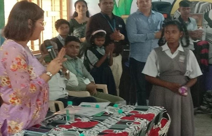 સુરત : કચરો વીણી અભ્યાસ કરતી ધોરણ-9 ની વિદ્યાર્થીનીના અભ્યાસ જવાબદારી ...