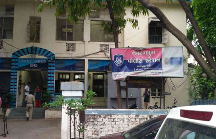 નવરંગપુરામાં માતાજીની સ્થાપના કરવા આવેલા 50 જણાને પોલીસે પકડ્યા ...