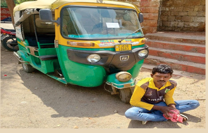 ખુન ચોરીના ગુનાનો આરોપી ચોરીની રિક્ષા સાથે પકડાયો Accused Of Murder